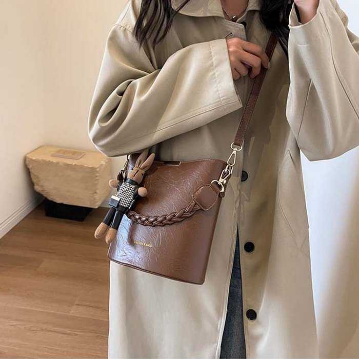 RAY FAIR 美好生活系列 文青設計感皮革斜背水桶包 棕色 - PChome 24h購物