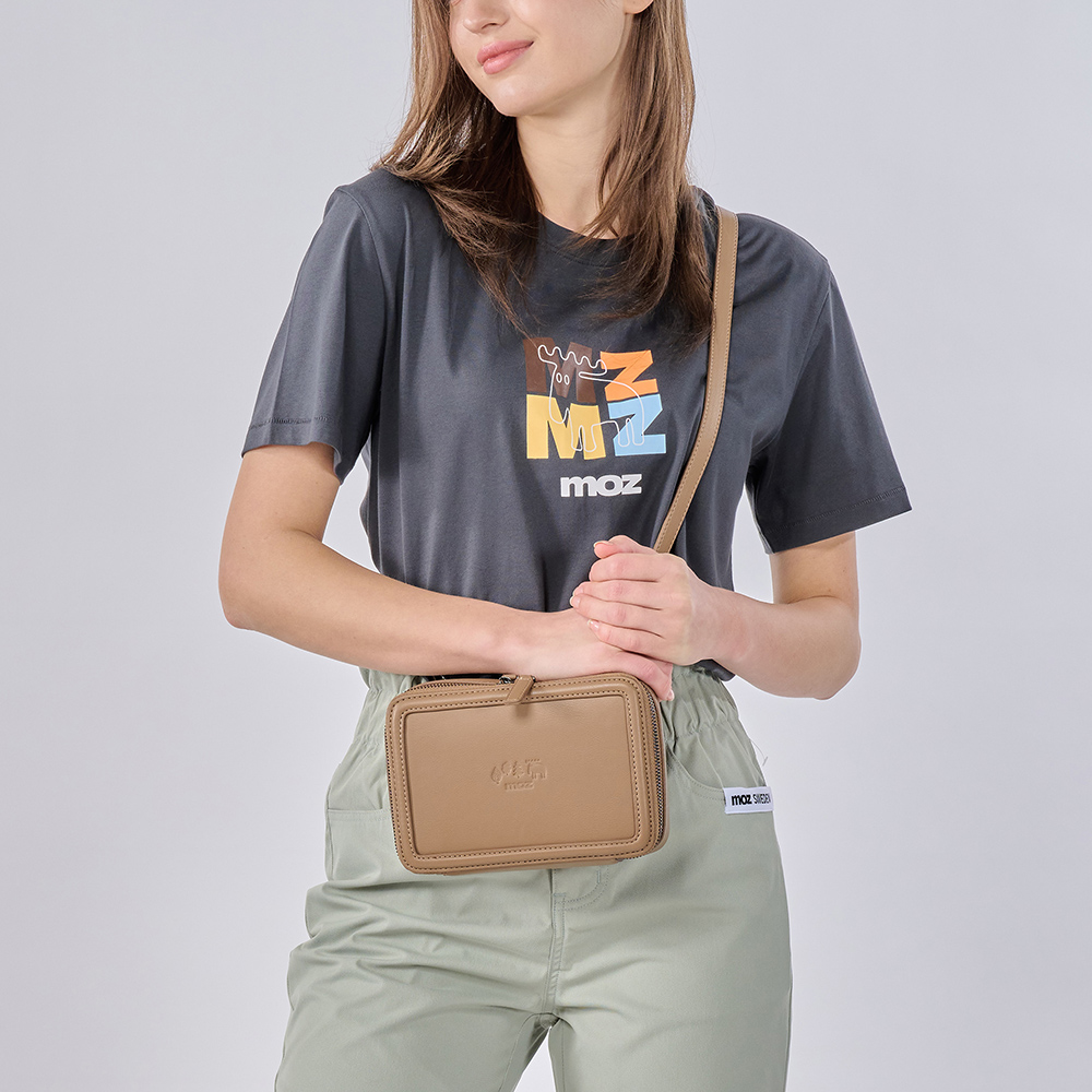 moz瑞典 駝鹿 皮革 防潑水 斜背相機包 (奶茶) - PChome 24h購物